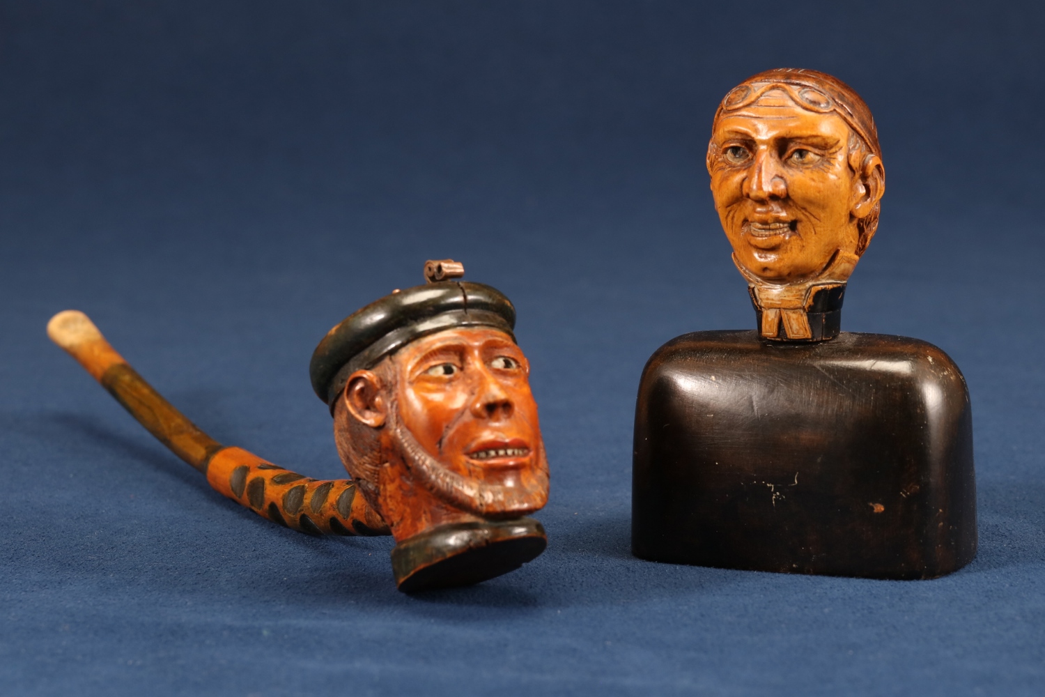 PIPA OCH FIGURIN, träskurna, omkring år 1900 | Auktion
