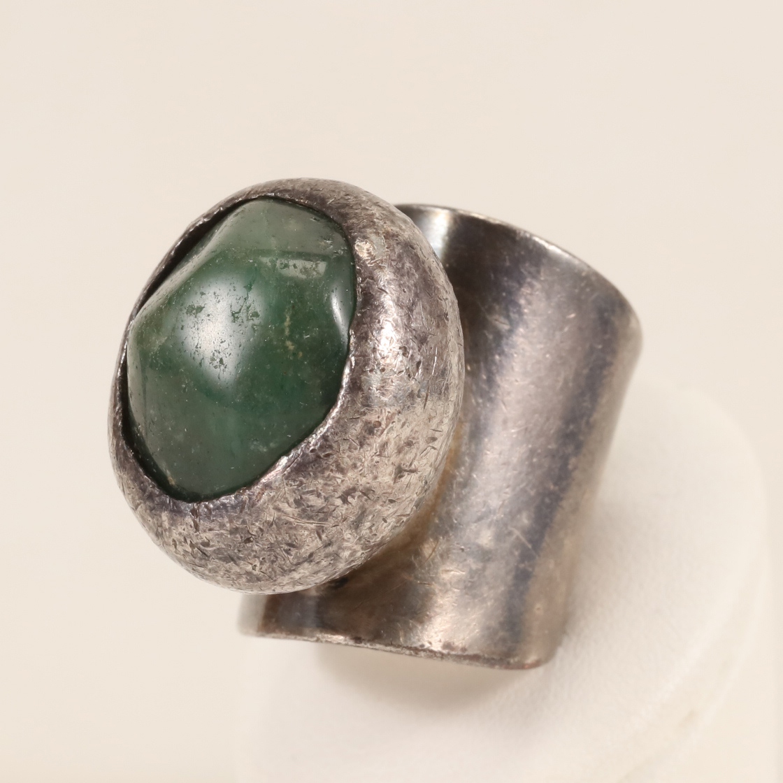 JACOB HULL, Danmark, Ring med jade | Auktion