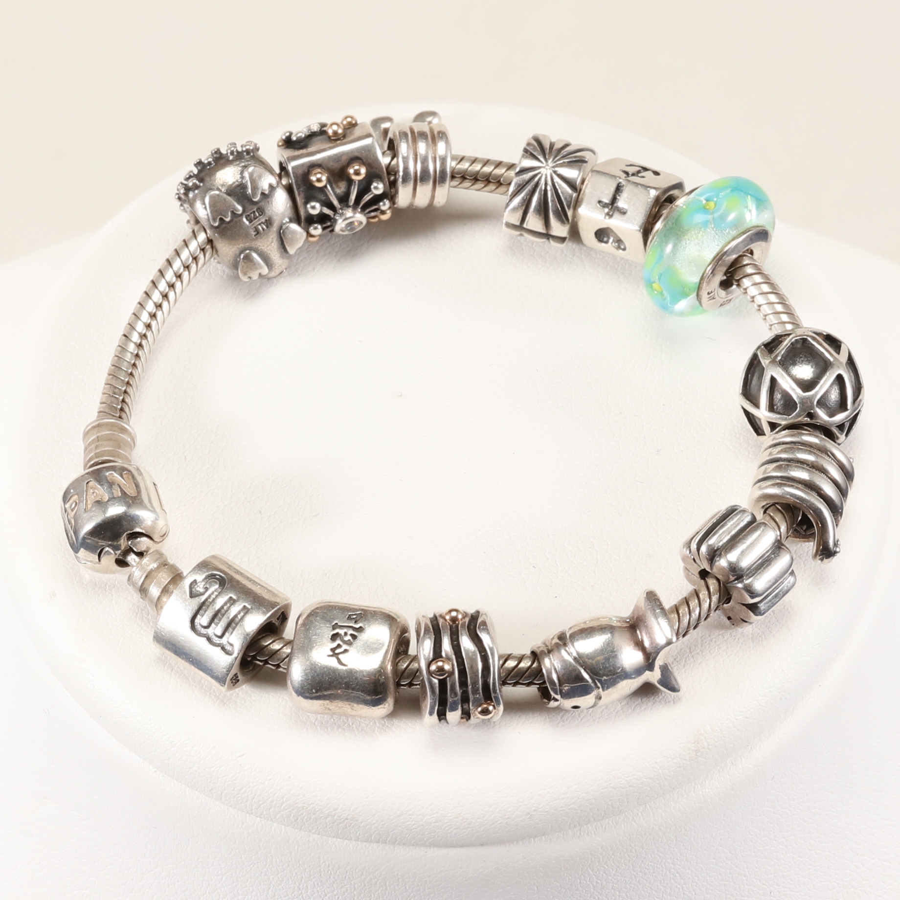 PANDORA, Armband m. berlocker, silver | Auktion.se